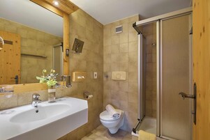Quarto triplo conforto, vista para a montanha | Banheiro | Chuveiro, produtos de toalete grátis, secador de cabelo