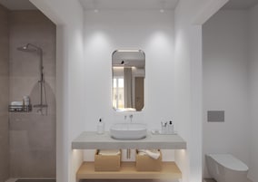 Uma casa de banho moderna com chuveiro, lavatório com espelho e sanita.