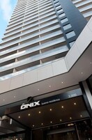 Um edifício alto com design arquitetônico moderno, com um letreiro 'ONIX' em destaque e a identificação 'bueno residence'.