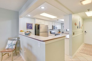 Apartamento em Condomínio Fechado, várias camas (Emerald Surf 204) | Cozinha privada