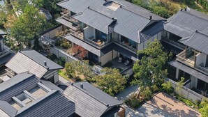 Um moderno complexo residencial com várias casas, telhados inclinados e grandes janelas.