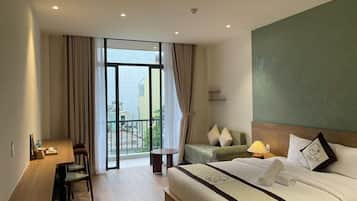 Quarto casal luxo | Roupas de cama antialérgicas, frigobar, cofres nos quartos, escrivaninha