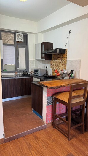 Villa Económica | Secretária, Wi-fi grátis, roupa de cama fornecida 