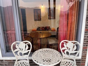 Villa Familiar, vista para o jardim | Secretária, Wi-fi grátis, roupa de cama fornecida 