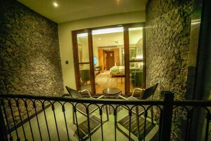 Quarto Superior, varanda, vista para a montanha | Cofre no quarto, secretária, ferro/tábua de engomar, Wi-fi grátis 