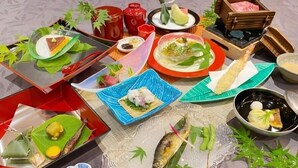 Uma mesa com diversos pratos e utensílios, indicando um ambiente de refeições.