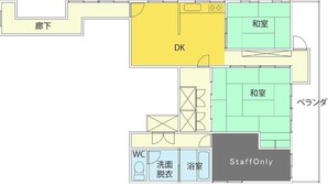 Planta baixa de um hotel, com área de acesso exclusivo para funcionários, dois quartos, um banheiro e uma cozinha.