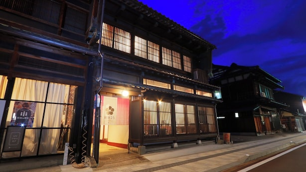 Um edifício japonês tradicional com várias janelas e entrada coberta de azulejos.