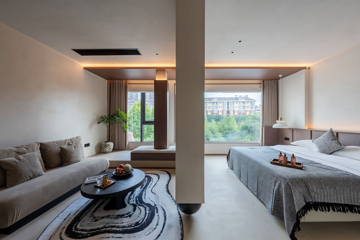 Quarto casal superior | Frigobar, escrivaninha, cortinas blackout, Wi-Fi de cortesia