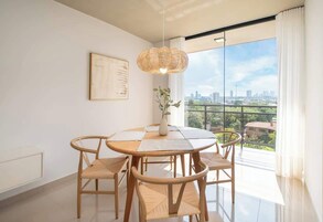 Apartamento, vista para a cidade | Opções para refeição