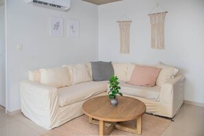 Apartamento, varanda, Vista para a cidade | Sala de estar