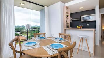 Apartamento, varanda, Vista para a cidade | Restaurantes