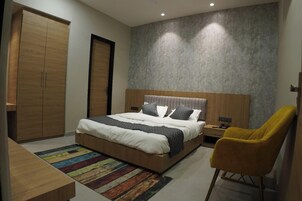 Quarto casal executivo, vista para a cidade | Escrivaninha, Wi-Fi de cortesia