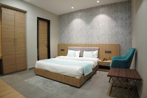 Quarto casal luxo, vista para a cidade | Escrivaninha, Wi-Fi de cortesia