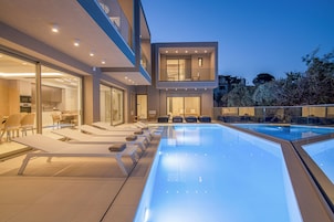 Piscina externa, espreguiçadeiras