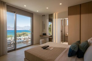 Suíte júnior, sacada, vista para o mar | Cofres nos quartos, escrivaninha, quartos à prova de som