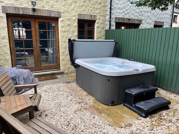 2 Bedroom House Sleeps 5 - Hot Tub - Pets Welcome - Haverfordwest