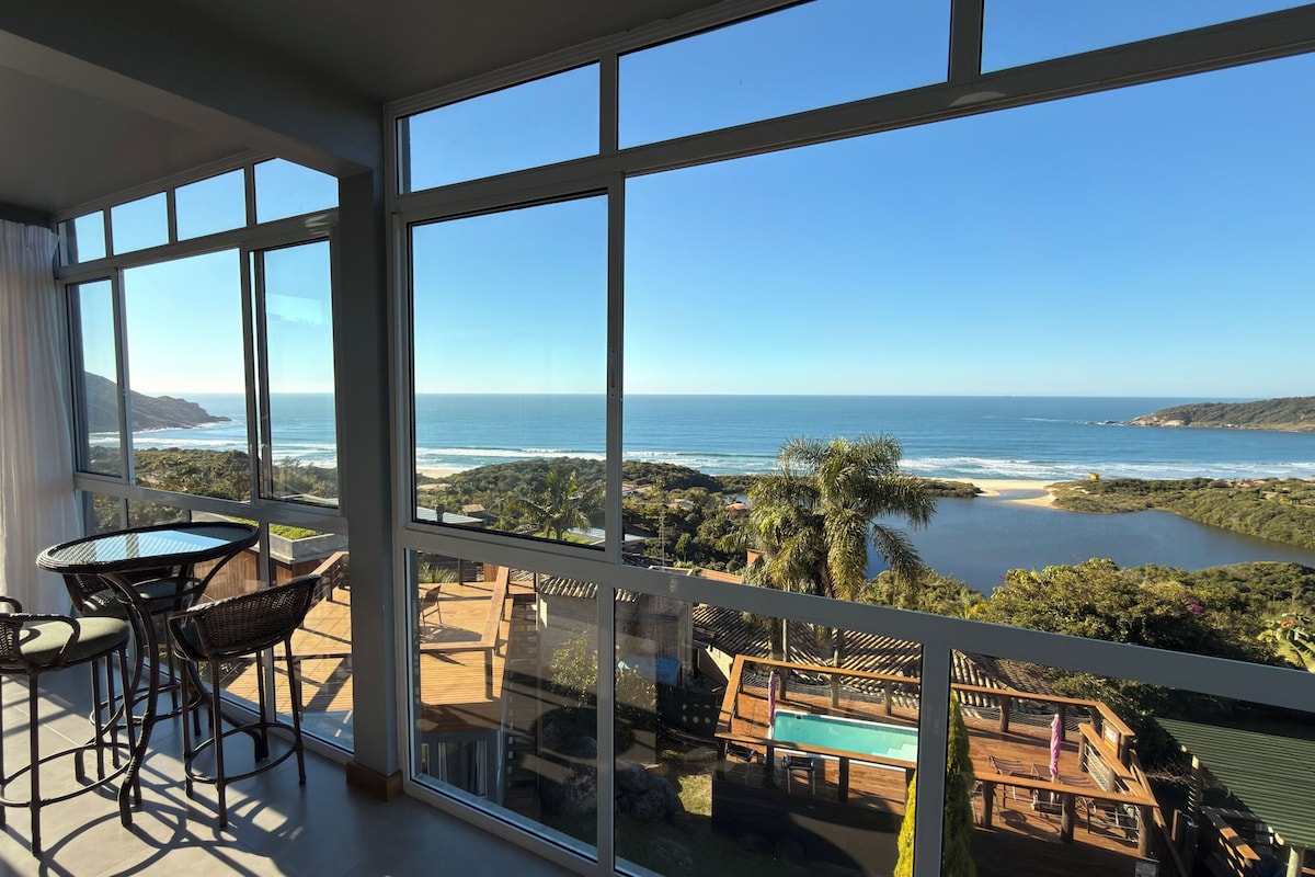 Varanda com vista para o oceano e área de piscina.