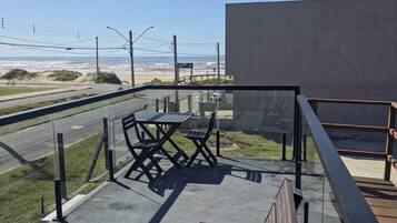 Loft Deluxe, vista para o mar | Refeições ao ar livre