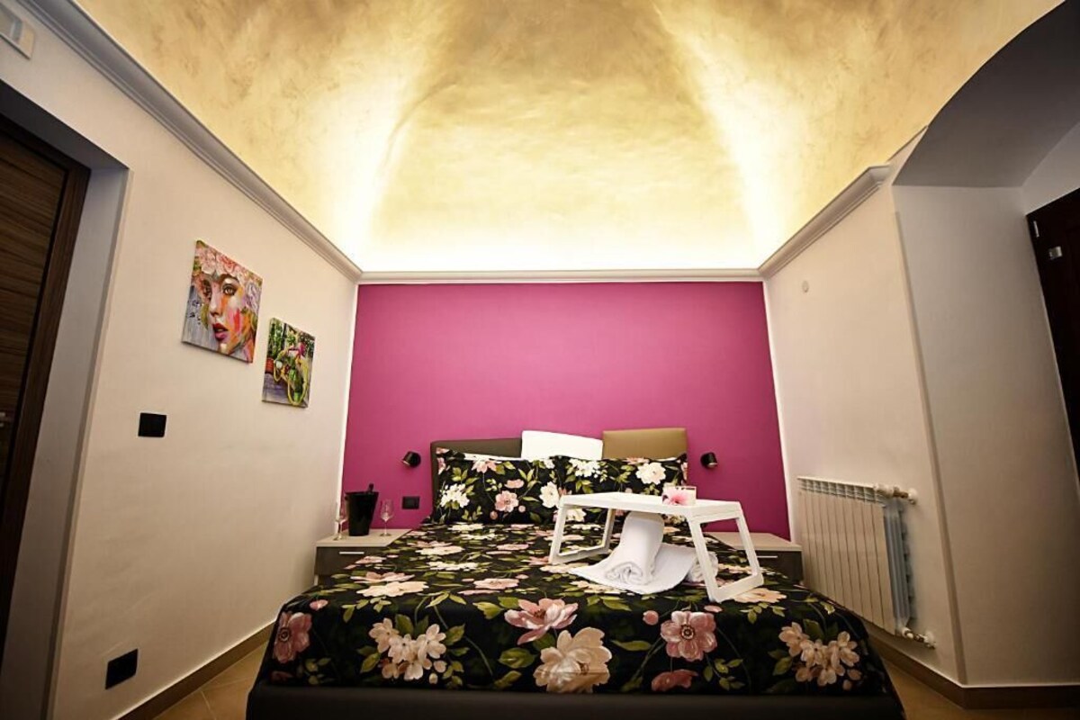 Quarto casal luxo, sacada, vista para a cidade | Escrivaninha, ferros/tábuas de passar roupa, Wi-Fi de cortesia