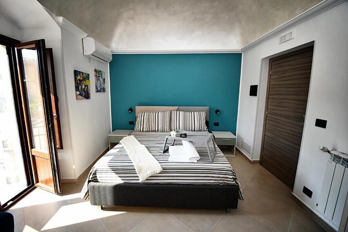 Quarto casal luxo, sacada, vista para a cidade | Escrivaninha, ferros/tábuas de passar roupa, Wi-Fi de cortesia