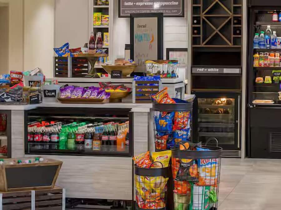 Um supermercado com prateleiras repletas de lanches, bebidas e produtos embalados.