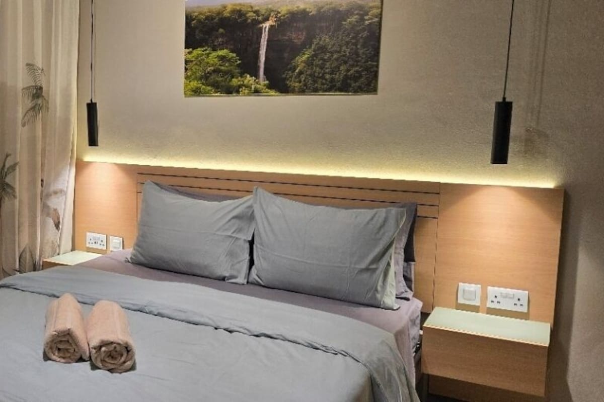Apartamento família, sacada, vista para a piscina | Cofres nos quartos, escrivaninha, cortinas blackout, Wi-Fi de cortesia