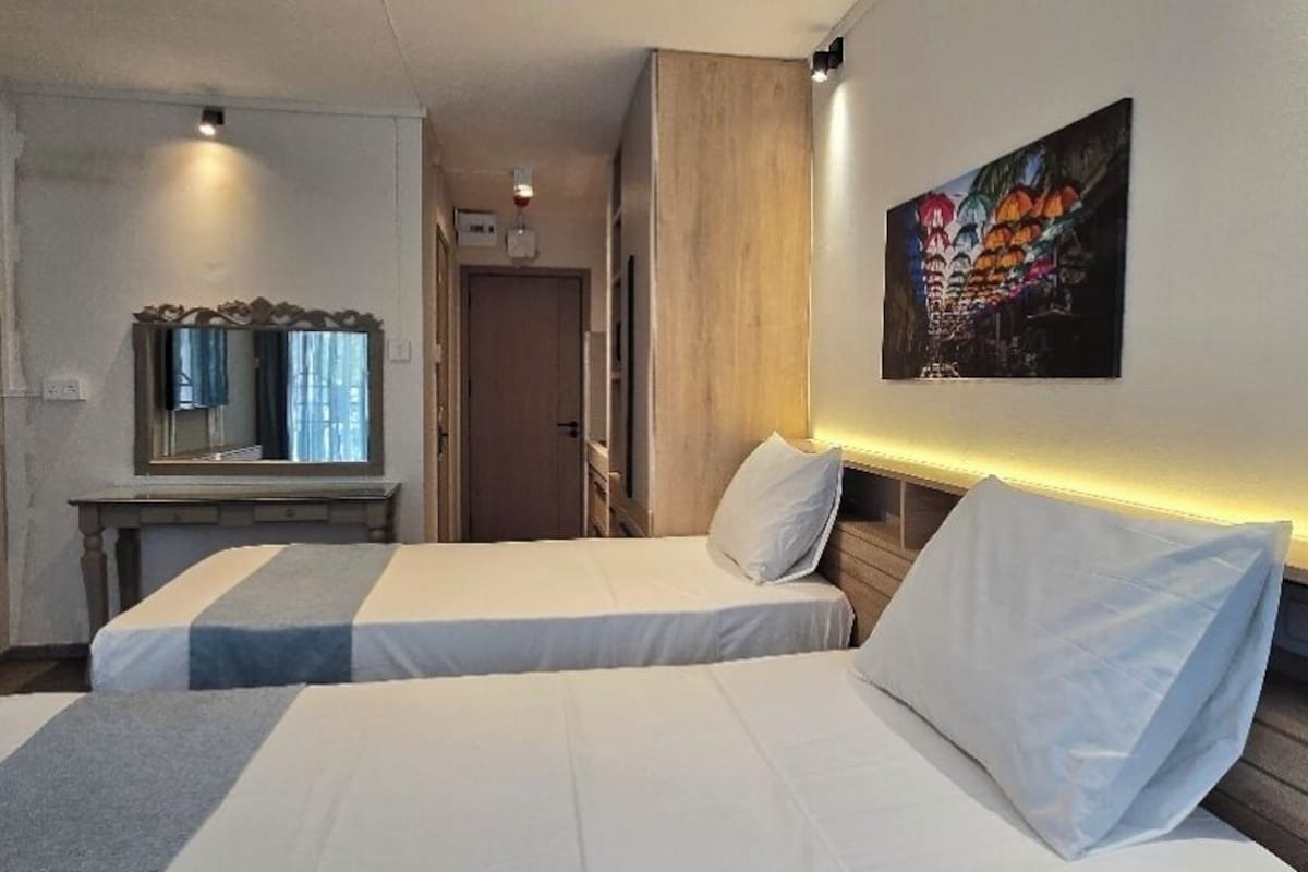 Suíte estúdio luxo, sacada, vista para o mar | Cofres nos quartos, escrivaninha, cortinas blackout, Wi-Fi de cortesia