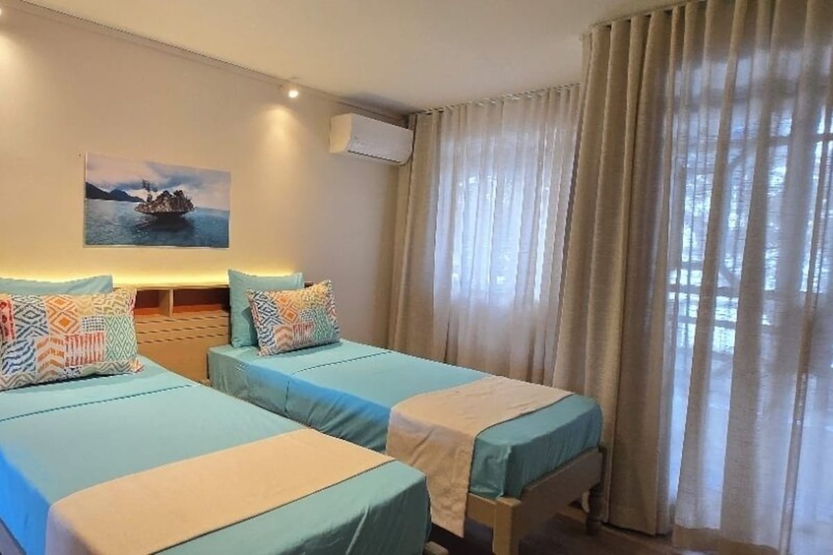 Suíte estúdio standard, sacada, vista para o mar | Cofres nos quartos, escrivaninha, cortinas blackout, Wi-Fi de cortesia