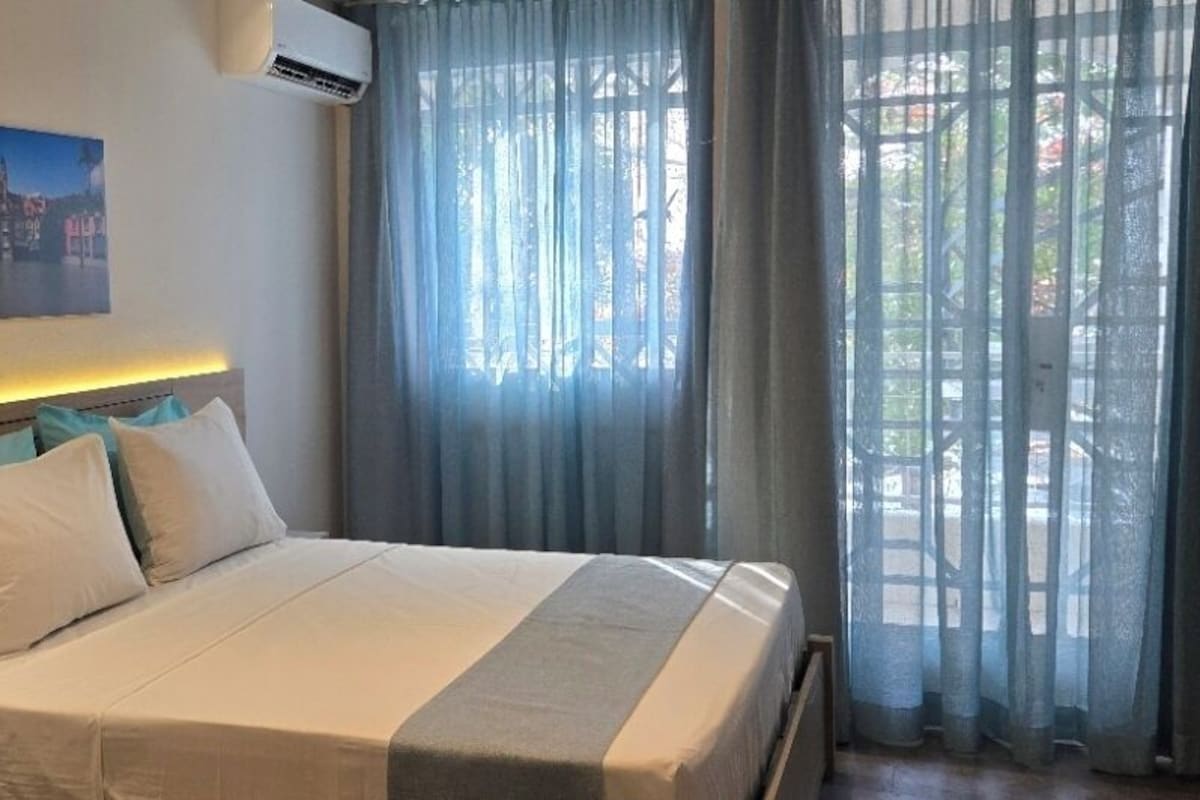 Estúdio luxo, sacada, vista para o mar | Cofres nos quartos, escrivaninha, cortinas blackout, Wi-Fi de cortesia