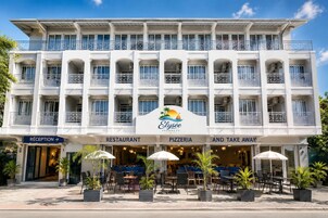 Hotel com receção, restaurante, pizzaria e zona de refeições para levar.