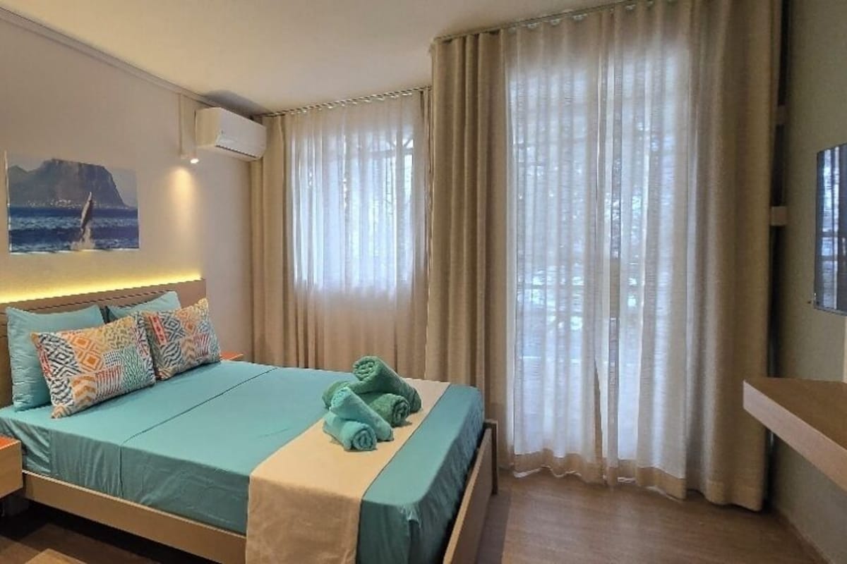 Estúdio conforto, sacada, vista para o mar | Cofres nos quartos, escrivaninha, cortinas blackout, Wi-Fi de cortesia