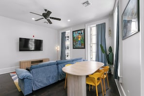 Suite de Luxo, Vista para a cidade | Refeições no quarto