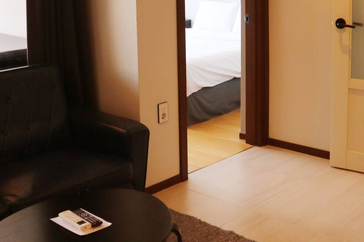 Quarto casal superior, sacada | Wi-Fi de cortesia, individualmente decorados, individualmente mobiliados