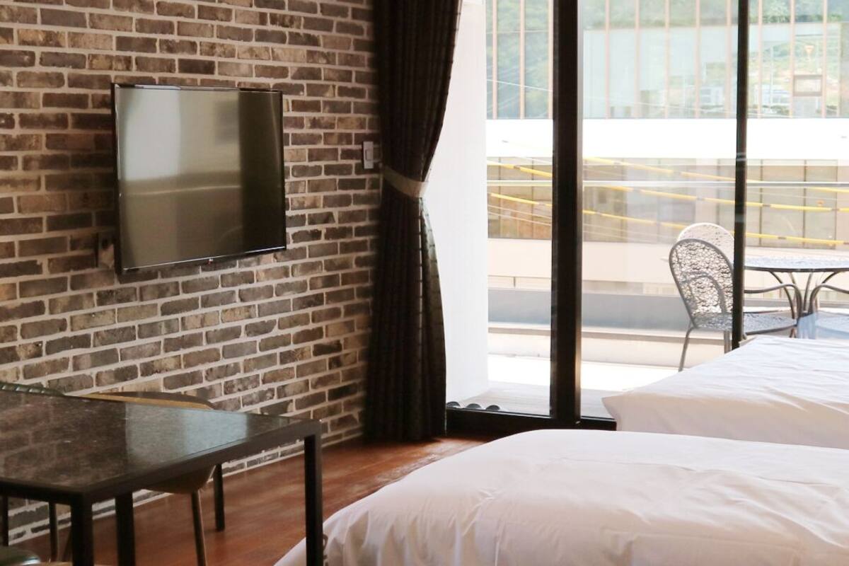 Quarto duplo standard, sacada | Wi-Fi de cortesia, individualmente decorados, individualmente mobiliados