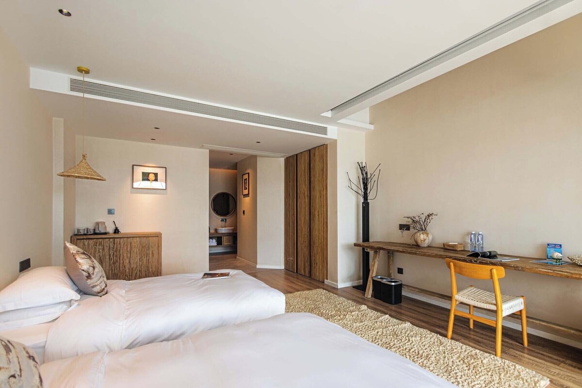 Quarto duplo com design assinado, terraço, vista para o mar | Roupas de cama premium, edredons de pluma, frigobar, cortinas blackout