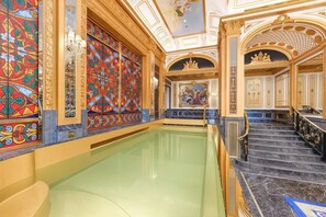 Piscina interior, piscina exterior 