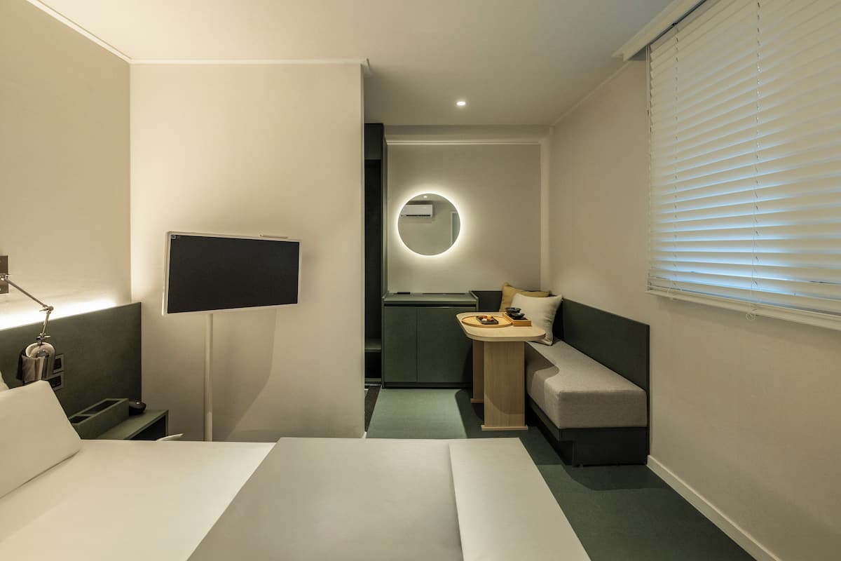 Quarto Clássico com Cama de Casal | Roupa de alta qualidade, Wi-fi grátis, roupa de cama fornecida