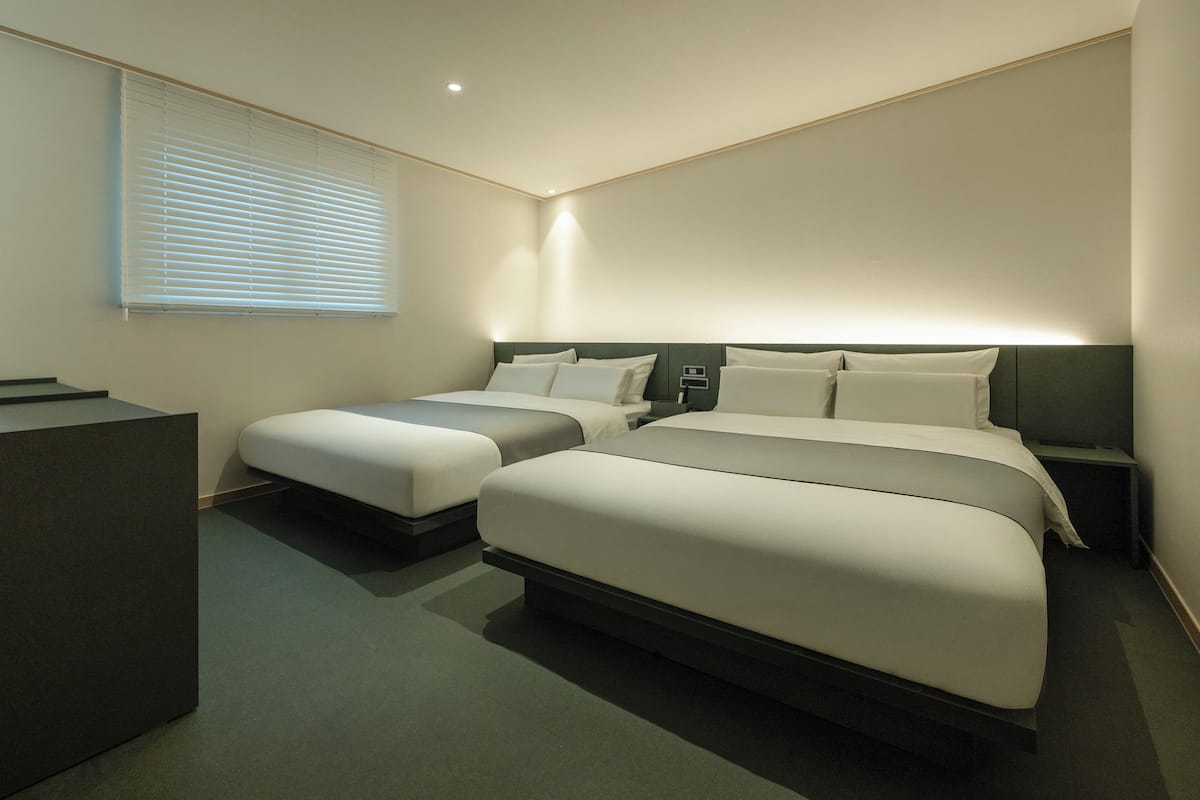 Quarto Triplo Familiar, Vista para a cidade | Roupa de alta qualidade, Wi-fi grátis, roupa de cama fornecida