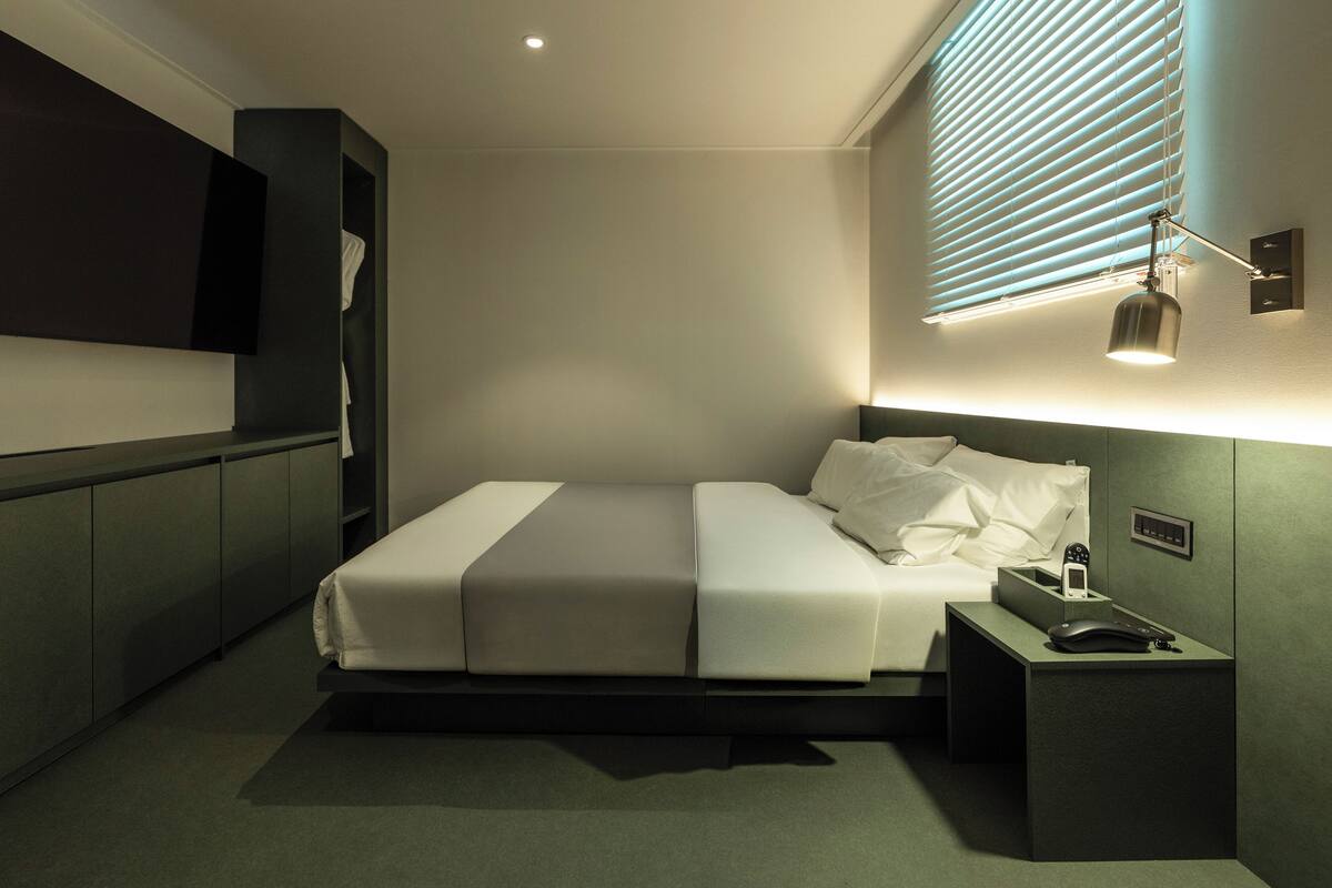 Quarto Duplo Económico, não fumadores | Roupa de alta qualidade, Wi-fi grátis, roupa de cama fornecida