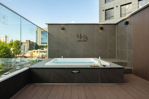 Quarto Triplo Familiar, Vista para a cidade | Banheira de hidromassagem exterior