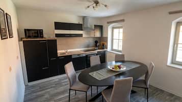 Apartamento | Cozinha privada | Uma cadeira de bebé