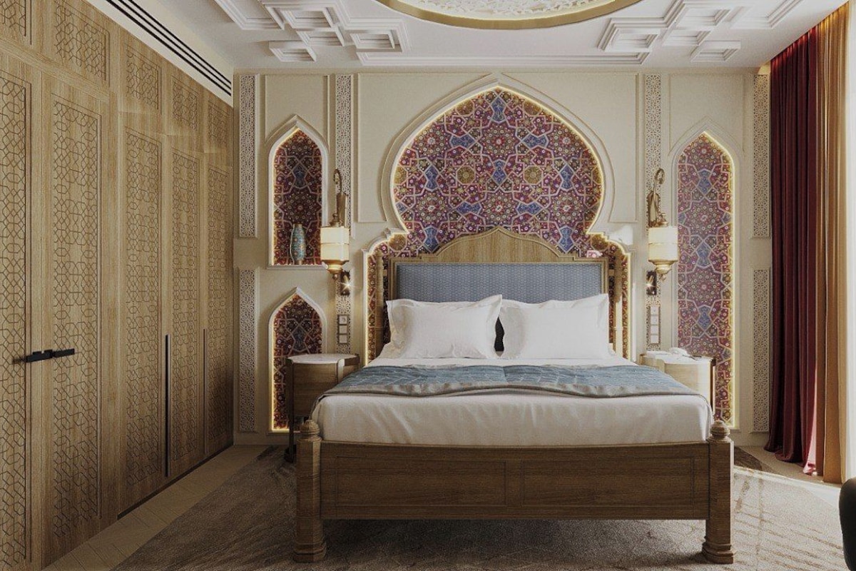 Quarto tradicional com uma cama grande, painéis de parede elaborados e teto decorativo.