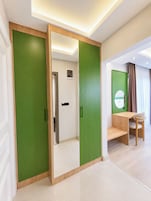 Cofre no quarto, secretária