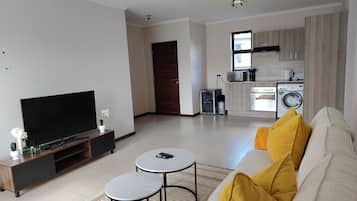 Apartamento, 2 quartos, varanda | Sala