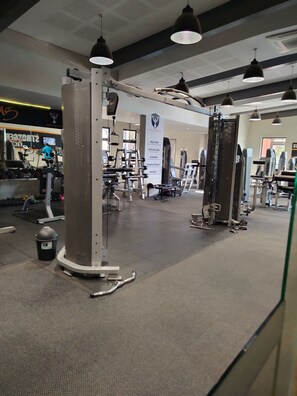 Apartamento, 2 quartos, sacada | Sala de fitness
