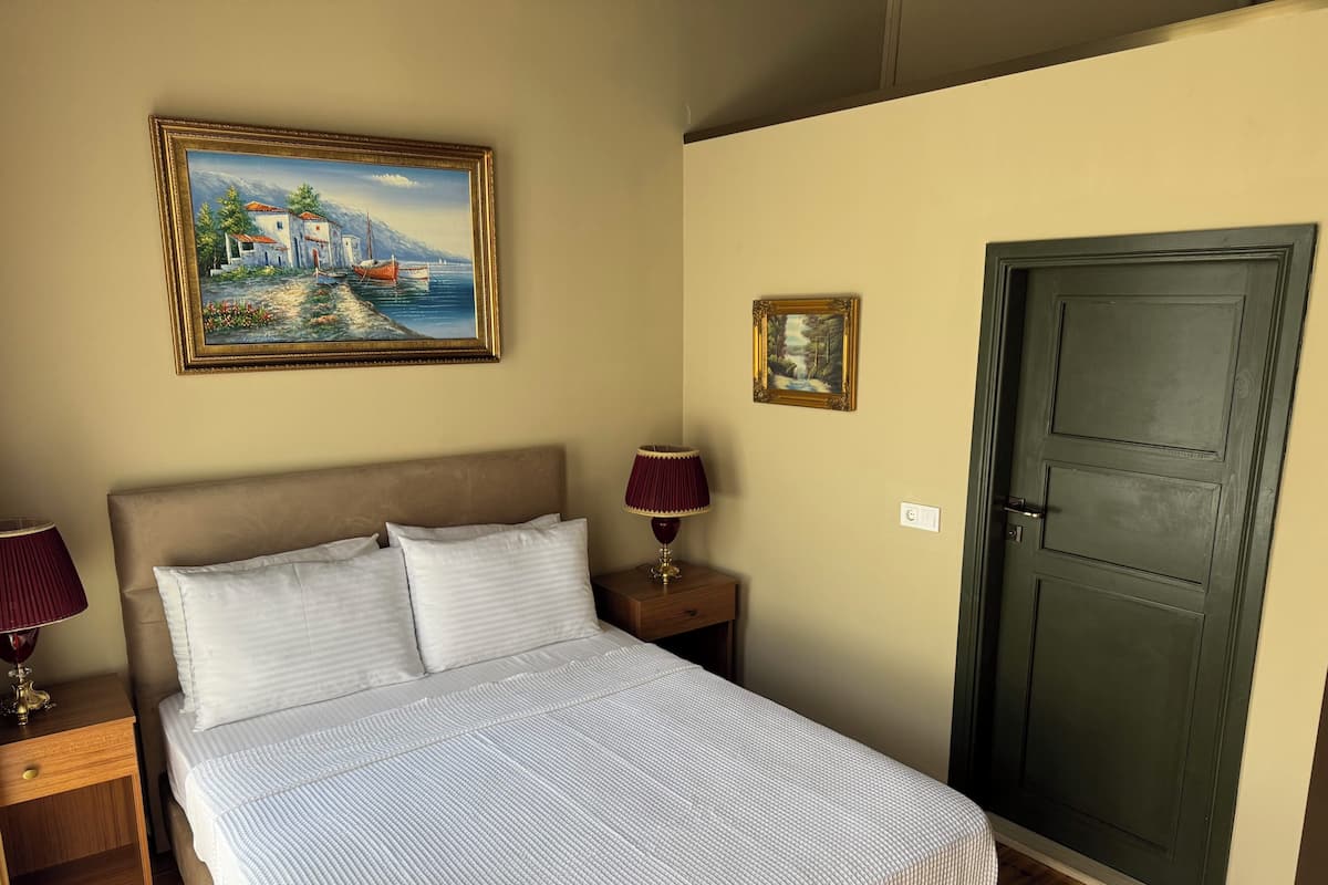 Quarto Duplo Deluxe, 1 cama de casal | Minibar grátis, cofre com capacidade para portátil, secretária