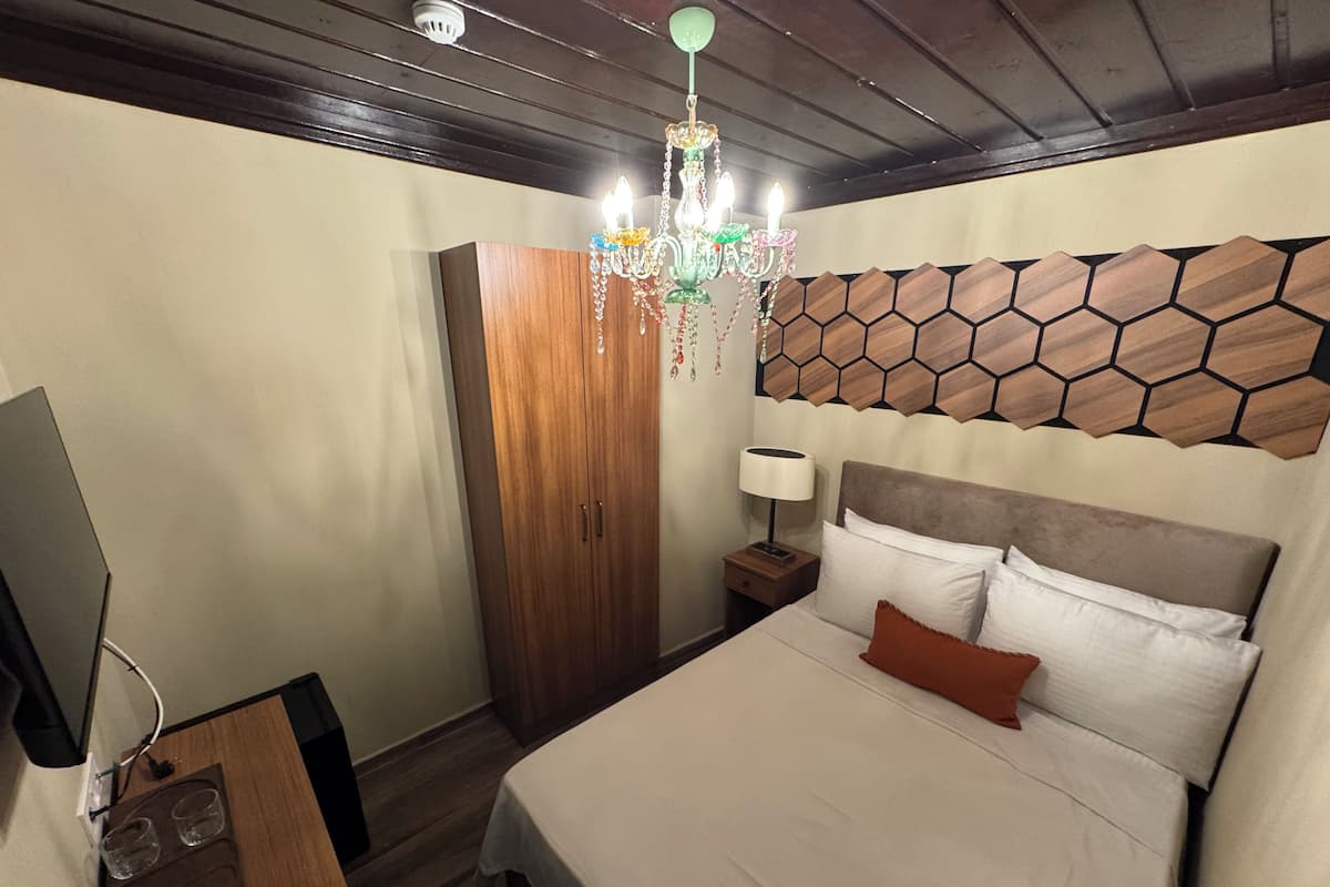 Quarto Duplo Económico | Minibar grátis, cofre com capacidade para portátil, secretária