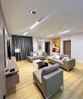 Apartamento luxo, sacada, vista para a cidade | Área de estar