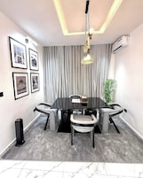 Apartamento luxo, sacada, vista para a cidade | Opções para refeição